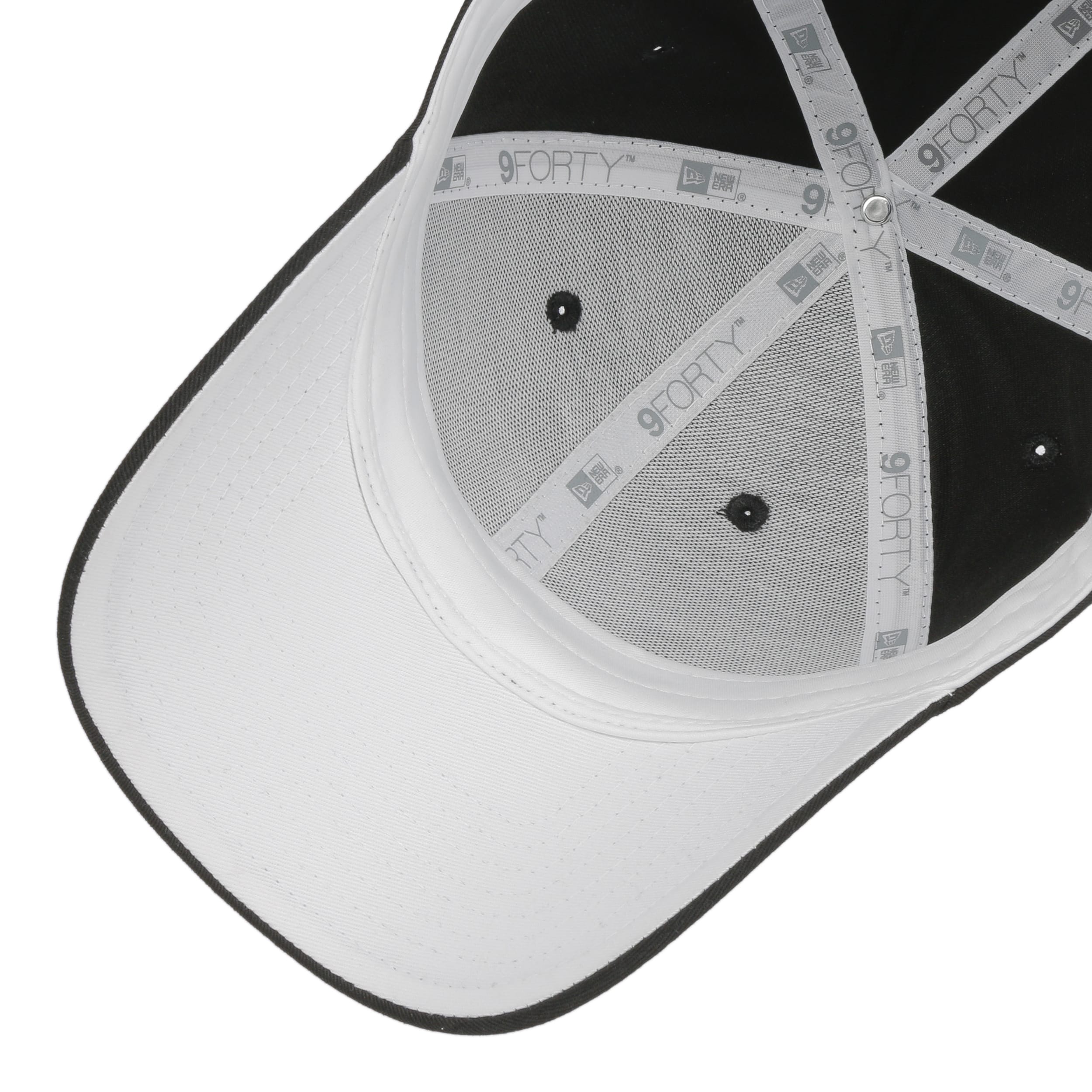 9Forty Bugs Bunny Character Cap by New Era - 32,95