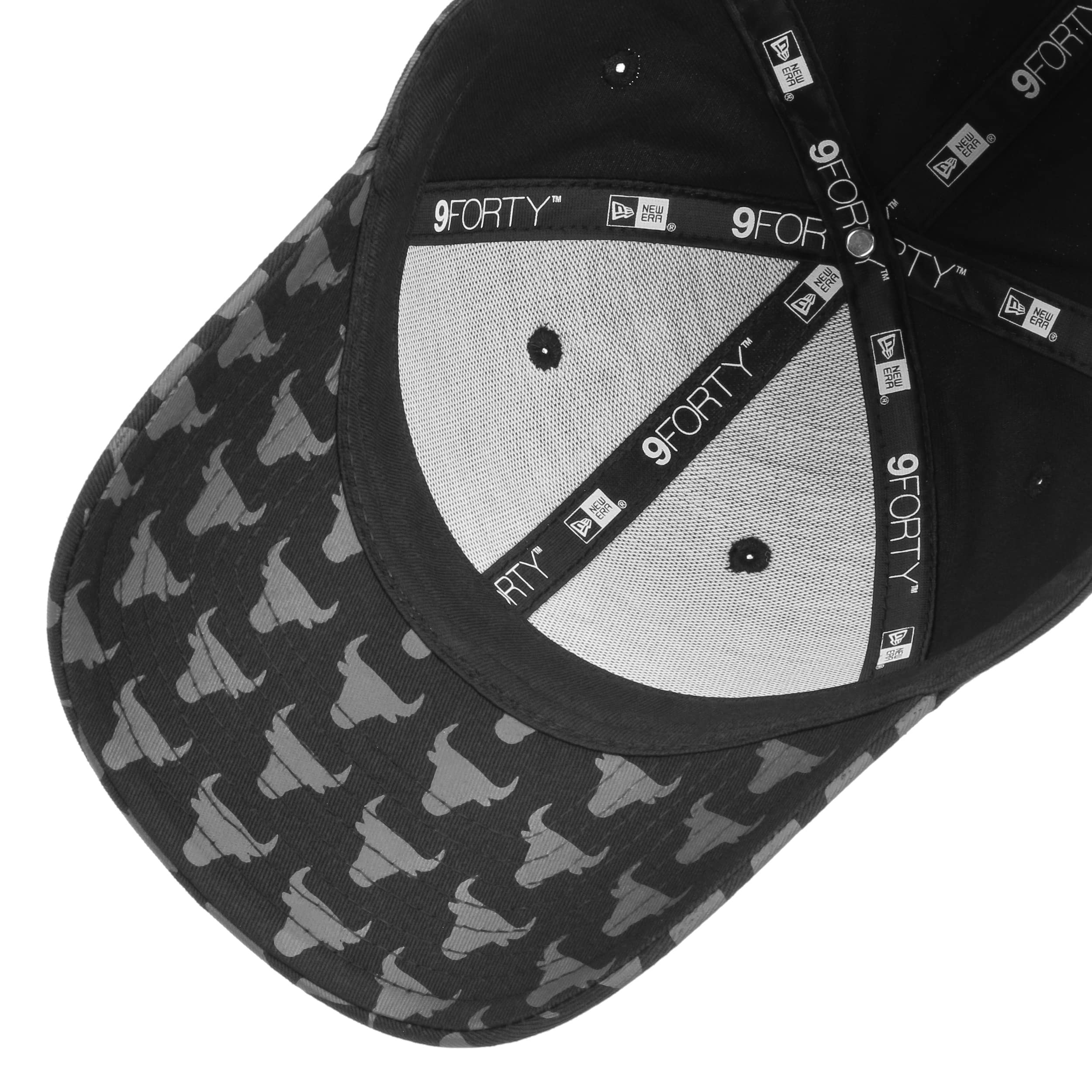 9Forty Team Monogram Bulls Cap by New Era - 37,95