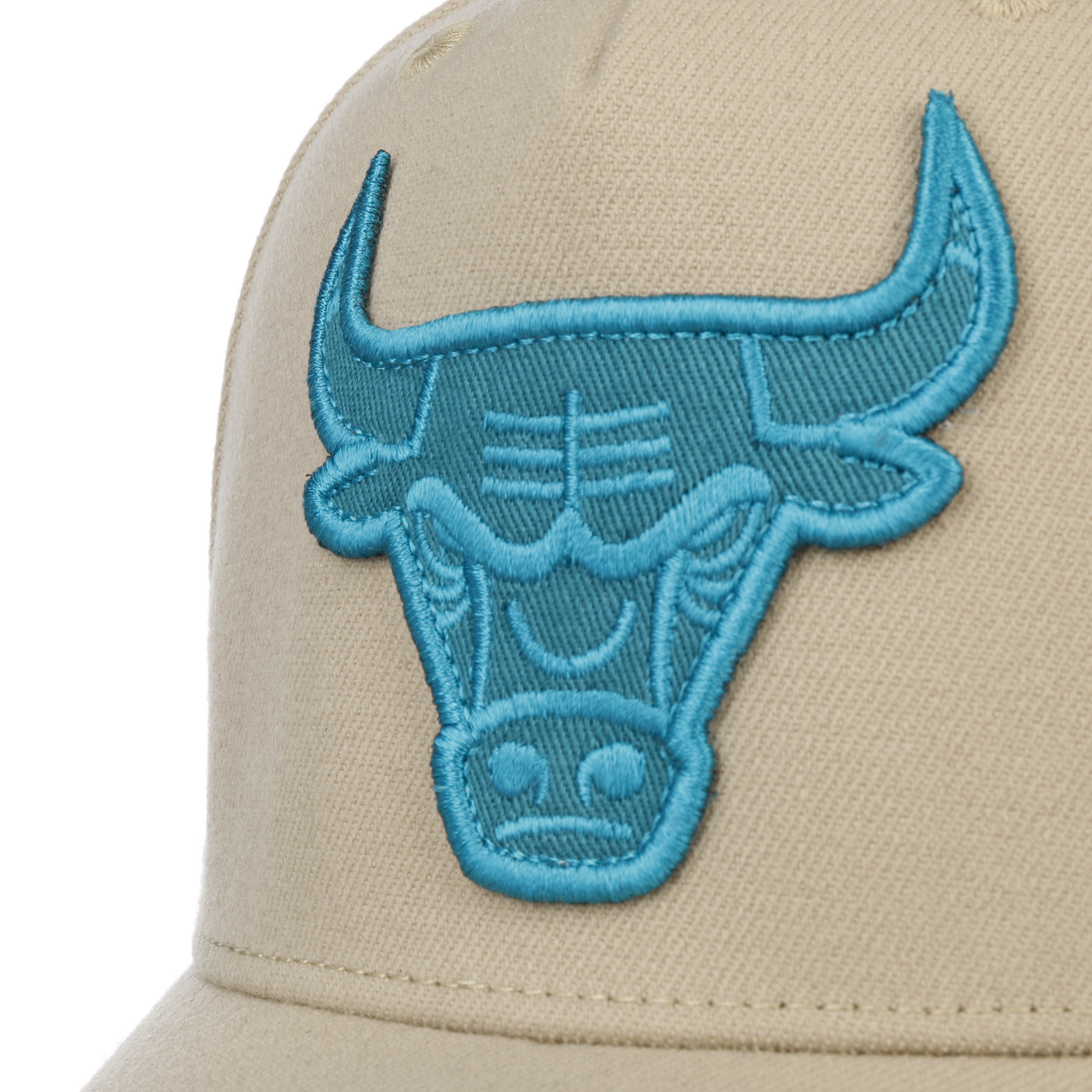 Aqua Stretch Snap Bulls Cap by Mitchell & Ness - 35,95
